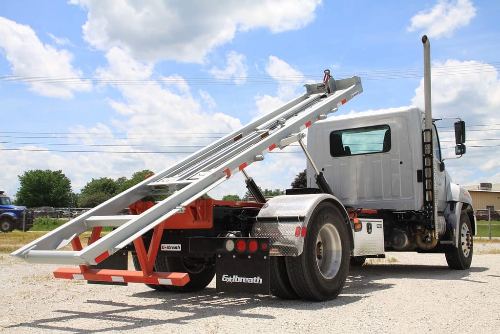 Cable (Roll-Off) Hoist vs. Hook-lift Hoist Systems - HIWASTE MFG.